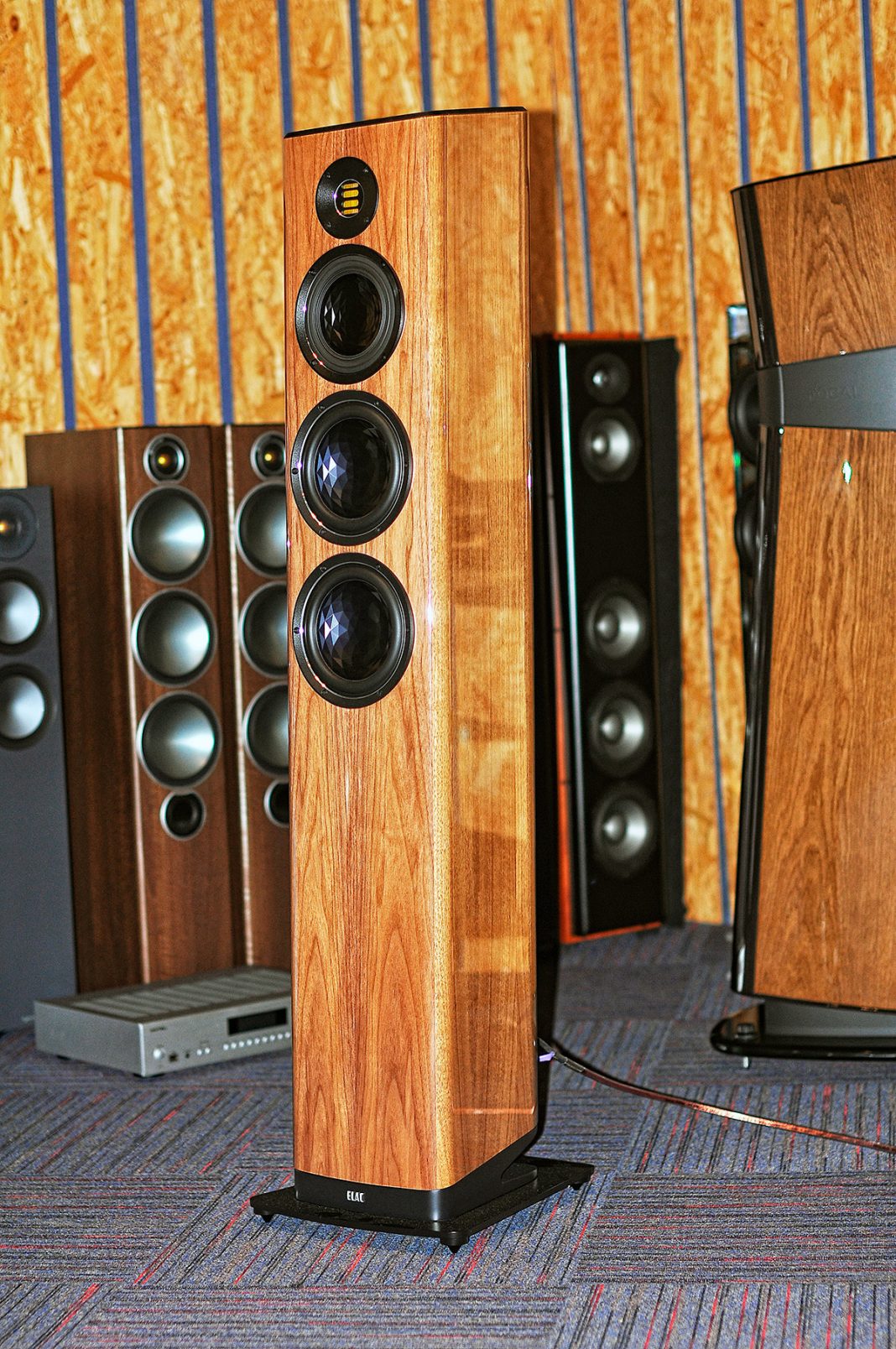 ELAC Vela FS 409. Accurate German calculation | Soundex.ru