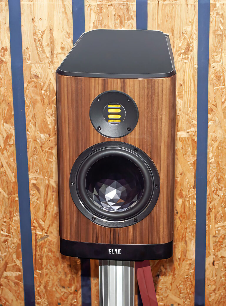 ELAC VELA BS404. Универсальные полочники с характером | Soundex.ru